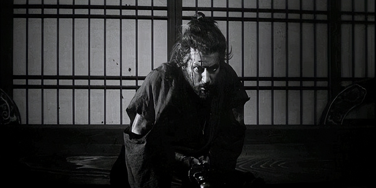 The superb performance of the actors in the belly, the cruel plot, and ...