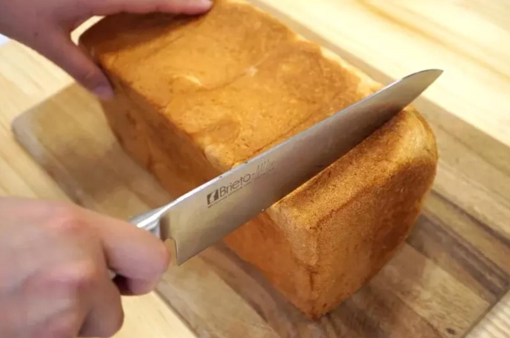 There is no bread knife at home, how to quickly slice toast with a ...