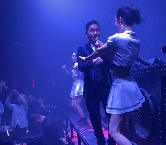 The actor and Luo Dahua sang in a bar in Jiaxing. It was incredible ...