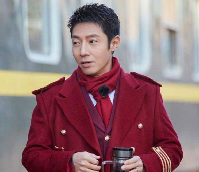 Sa Beining's 79-year-old father appeared! The black hair looks young ...