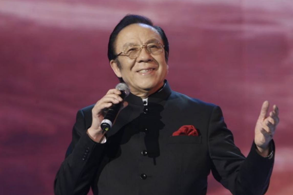 81-year-old singer Yang Hongji appeared, playing the piano in the ...