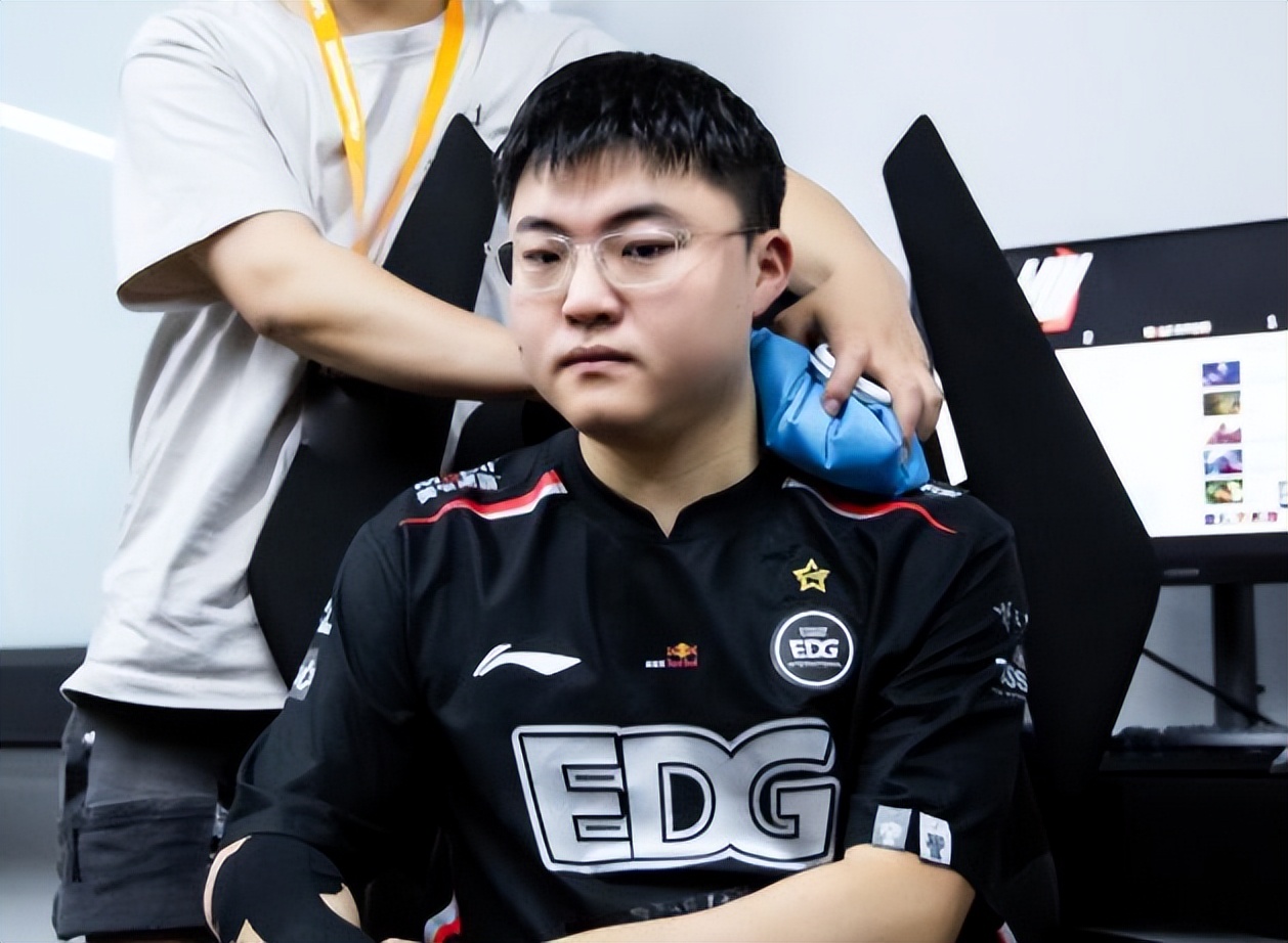 Uzi took a group photo after the game and met black fans, pretending to be a fan failed, and one ...