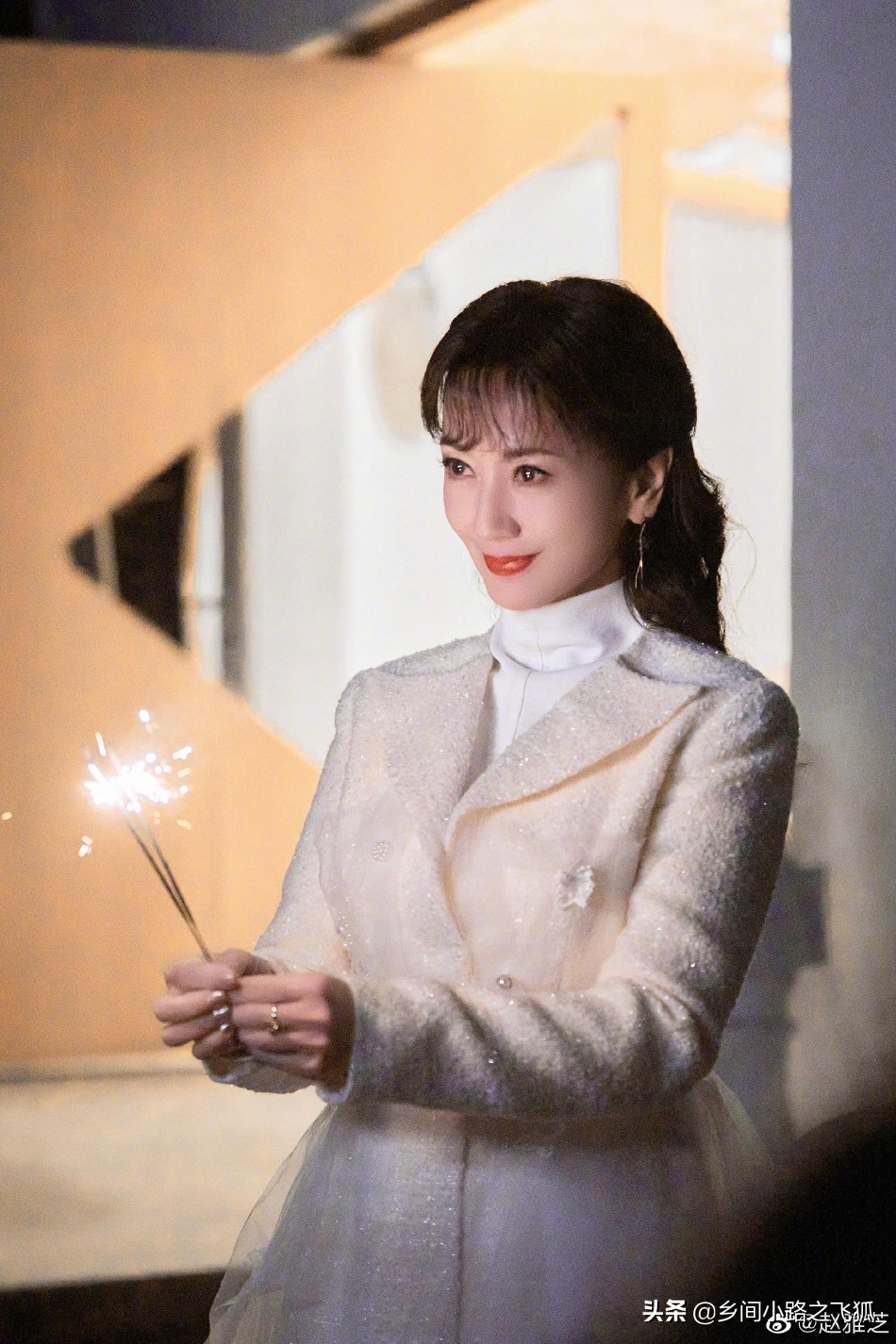 68-year-old Zhao Yazhi's retro-style photo released holding fireworks ...