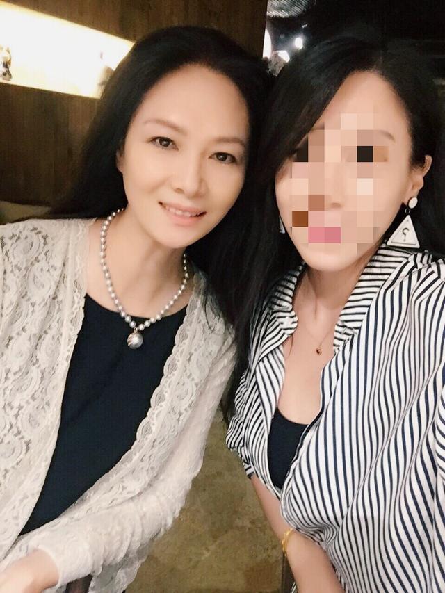 77-year-old Ling Feng's retirement life in Thailand has been exposed. He has a high spirit and a ...