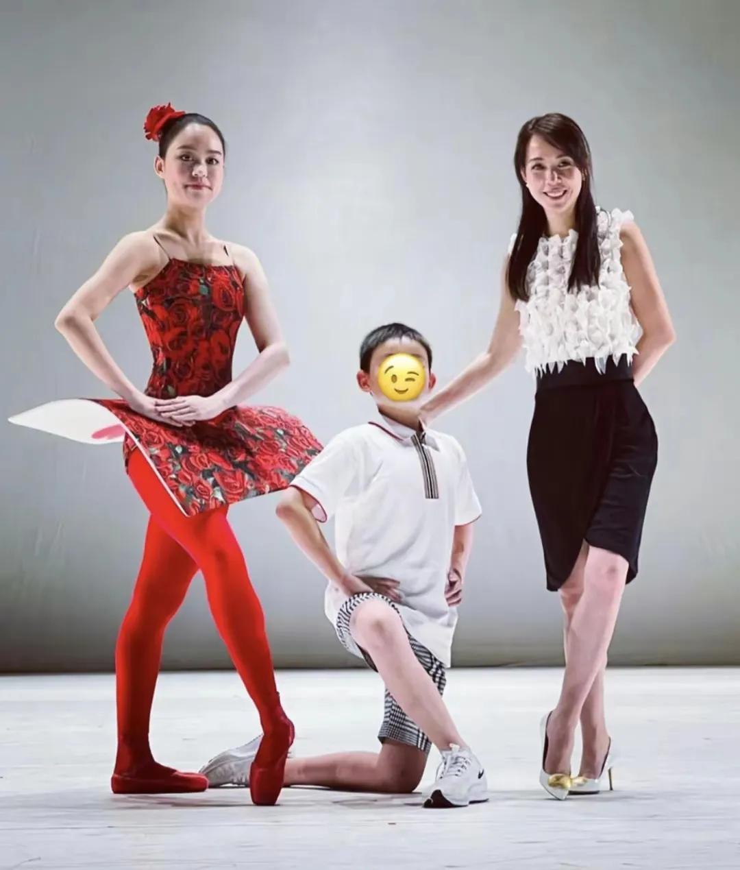 Lu Lijun takes selfies at home, big eye makeup hits Deng Ziqi's face ...