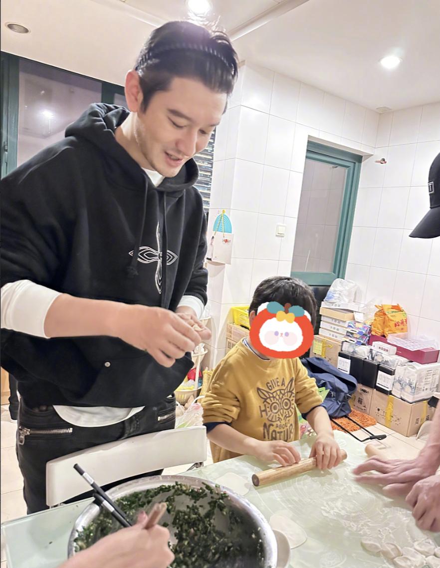Huang Xiaoming took his son to accompany his parents to make dumplings ...