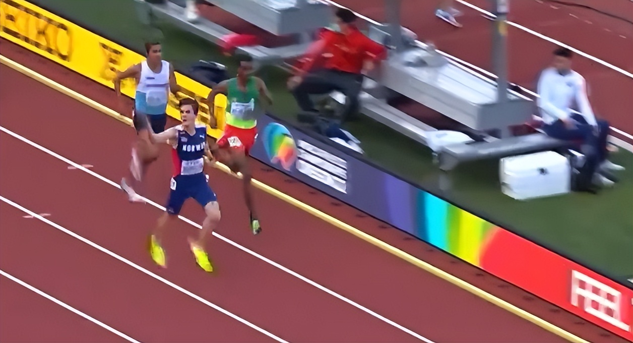 Show all over the place!Norwegian geniuses interact while running ...