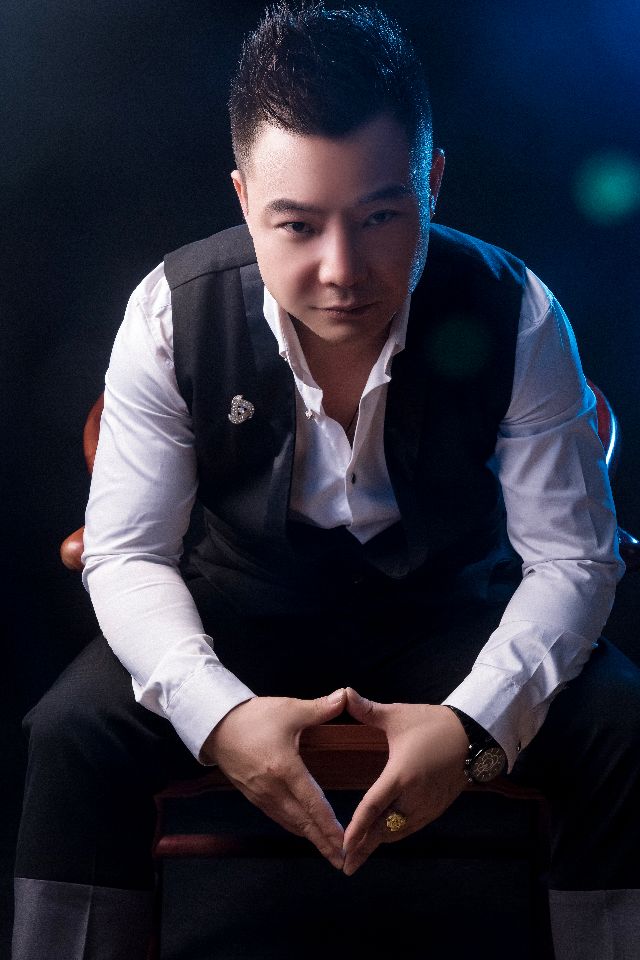 Chinese singer Ni Hong's new song [Crying to stay is worse than ...