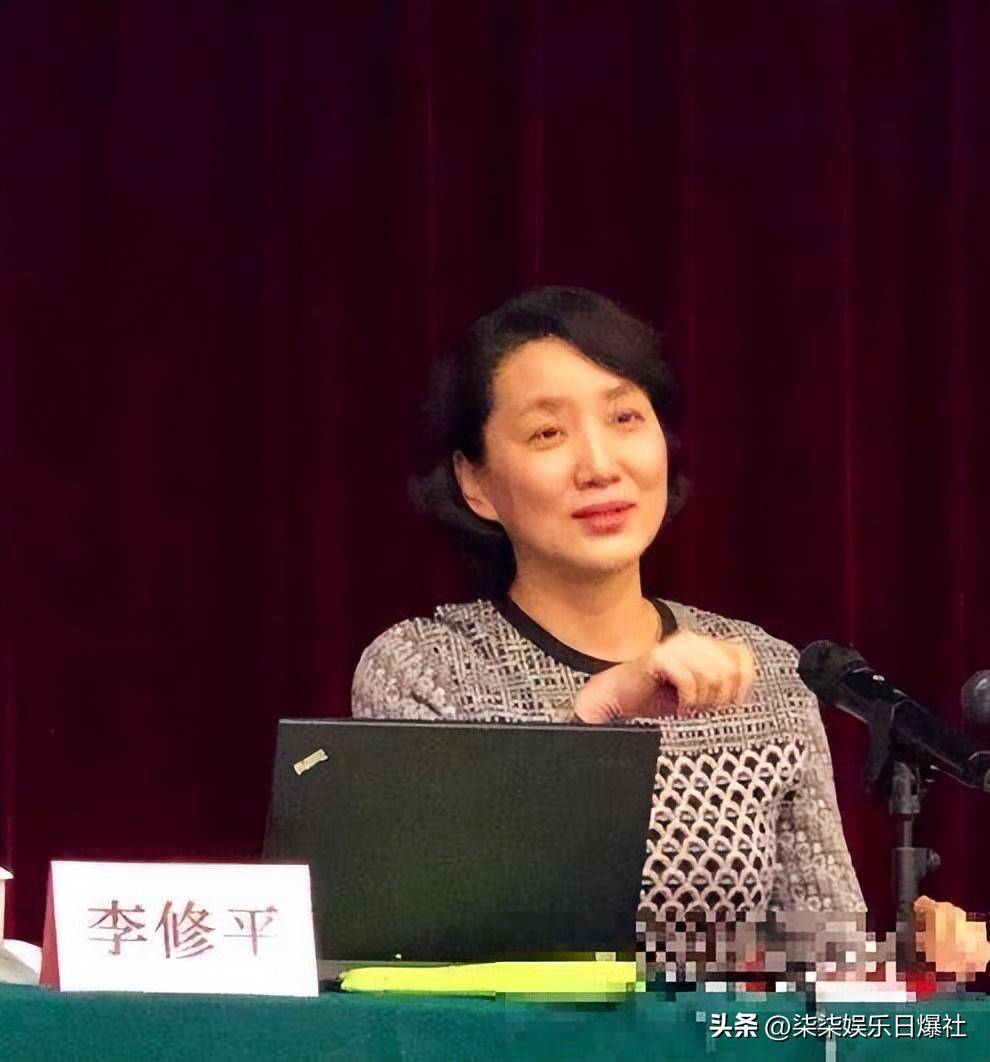 The 60-year-old CCTV host Li Xiuping appeared generously without makeup ...