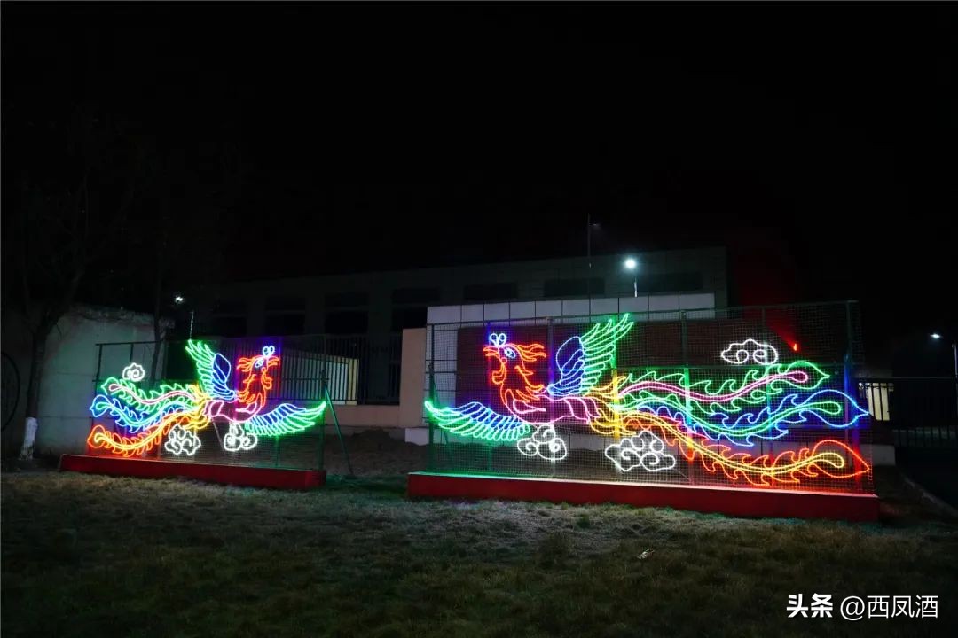 Xifeng wine city is full of tourists like weaving spring at night - iNEWS