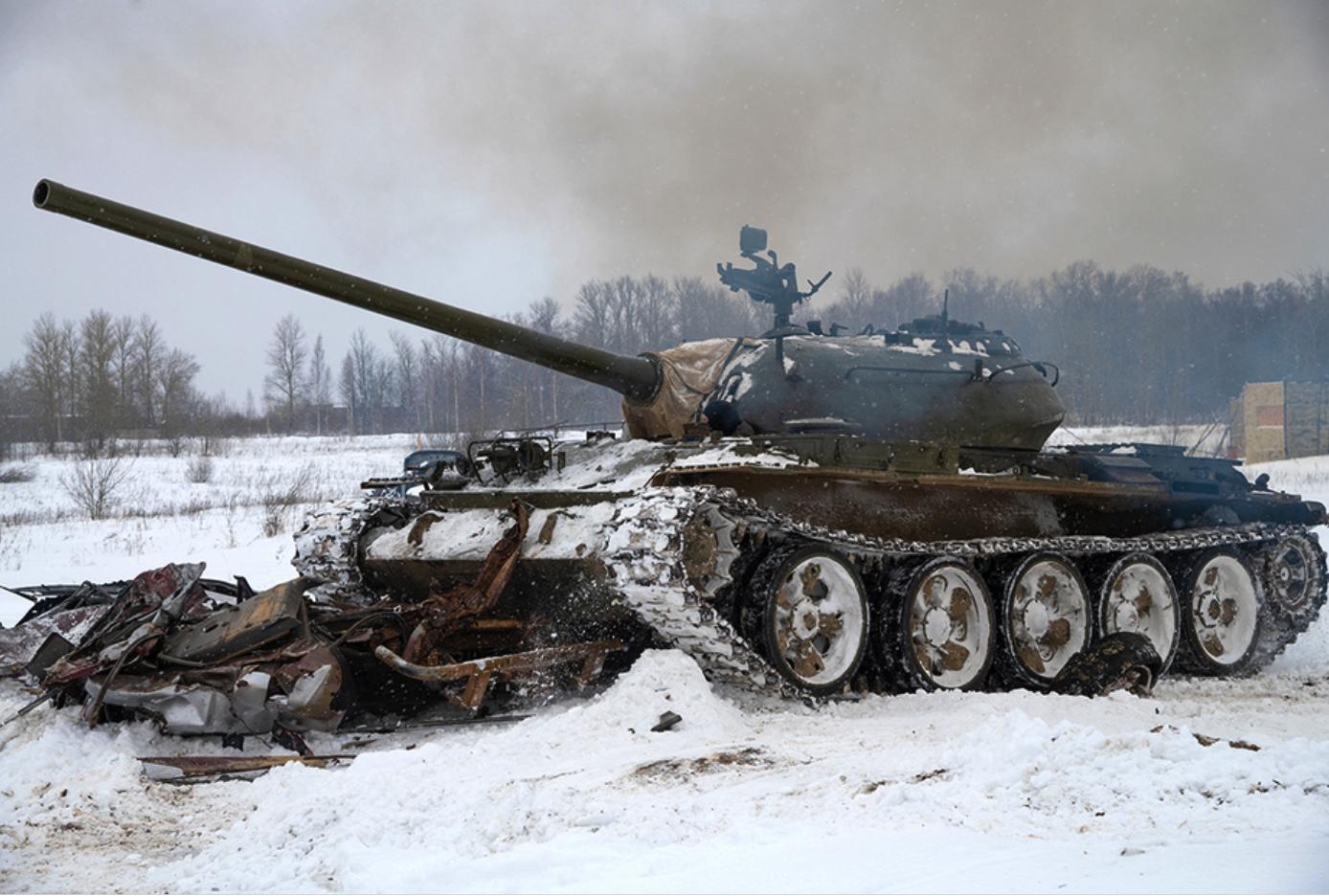 Russian and Soviet era T54, T55 old tanks deployed in Crimea? - iNEWS