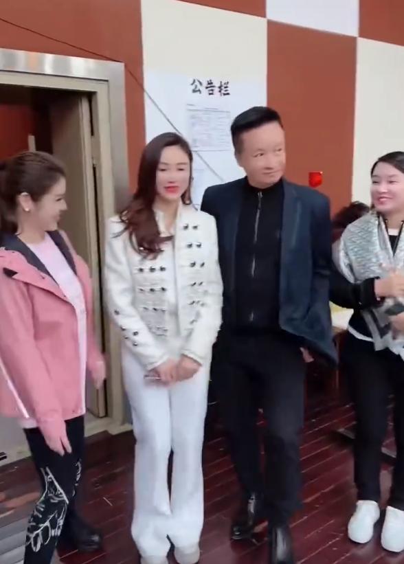 66-year-old Yan Weiwen attended the party, held hands with female ...