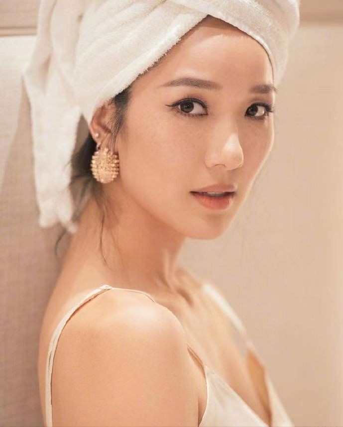 Li Yanan posted beautiful pictures to celebrate his birthday, wearing ...