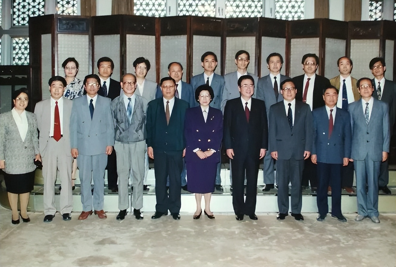 In the 1990s, Li Peng and his wife Zhu Lin, in the heavy snow, a ...