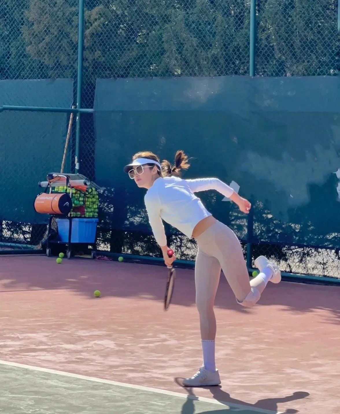 Yang Caiyu plays daily with friends, and posts old photos from 14 years ...