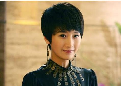 Murong Yunhai's mother, Li Ying, walked on the catwalk, Hu Bing was ...