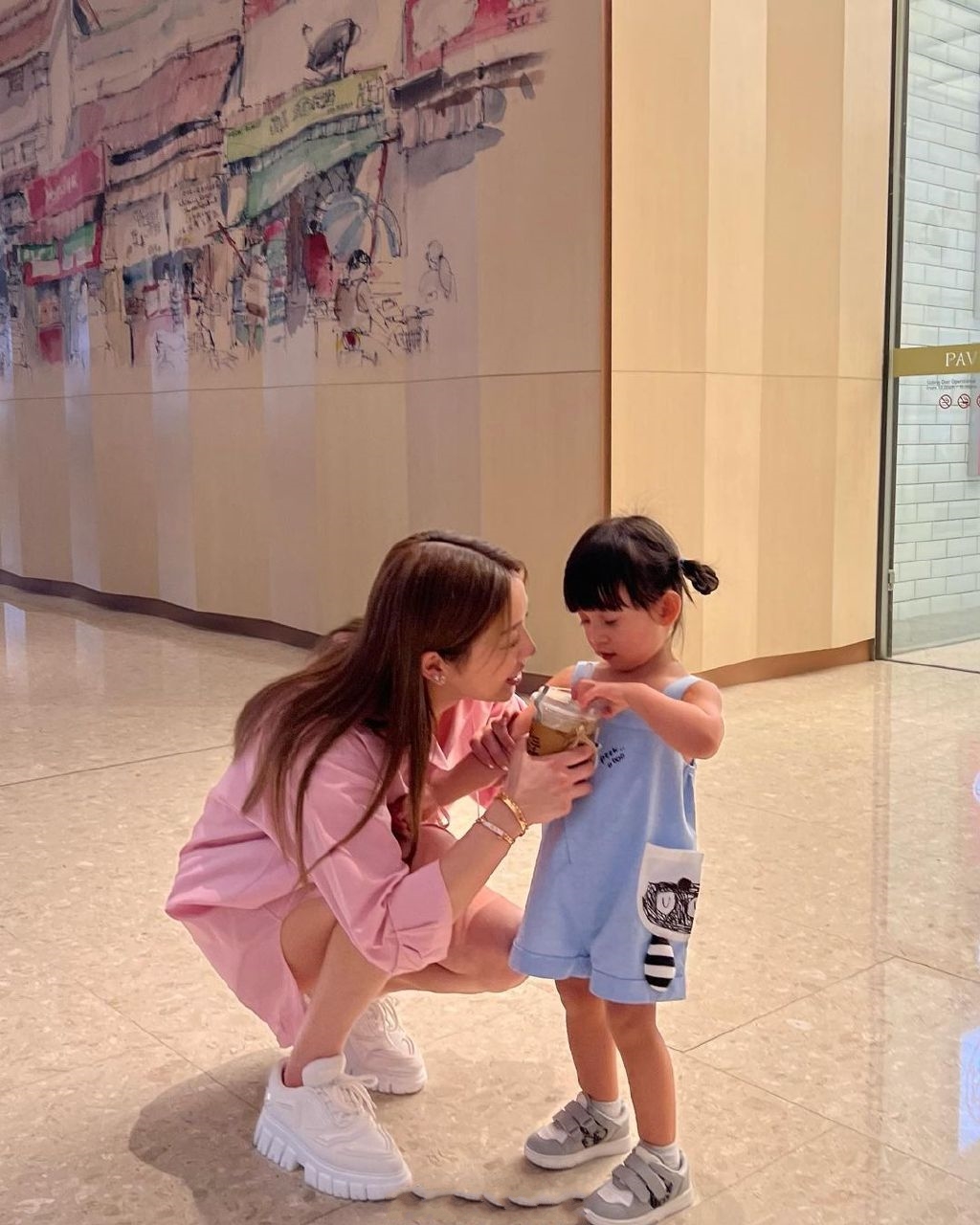 Celebrity Yan Jiwen goes shopping, her daughter is very good-looking ...