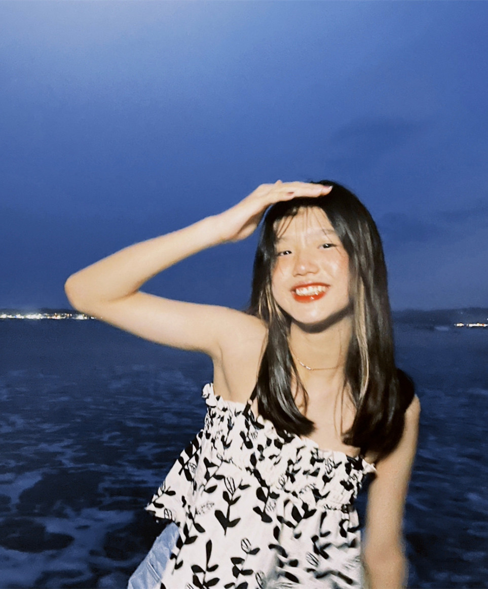 Christy Chung's second daughter takes photos on the beach!Wearing a ...