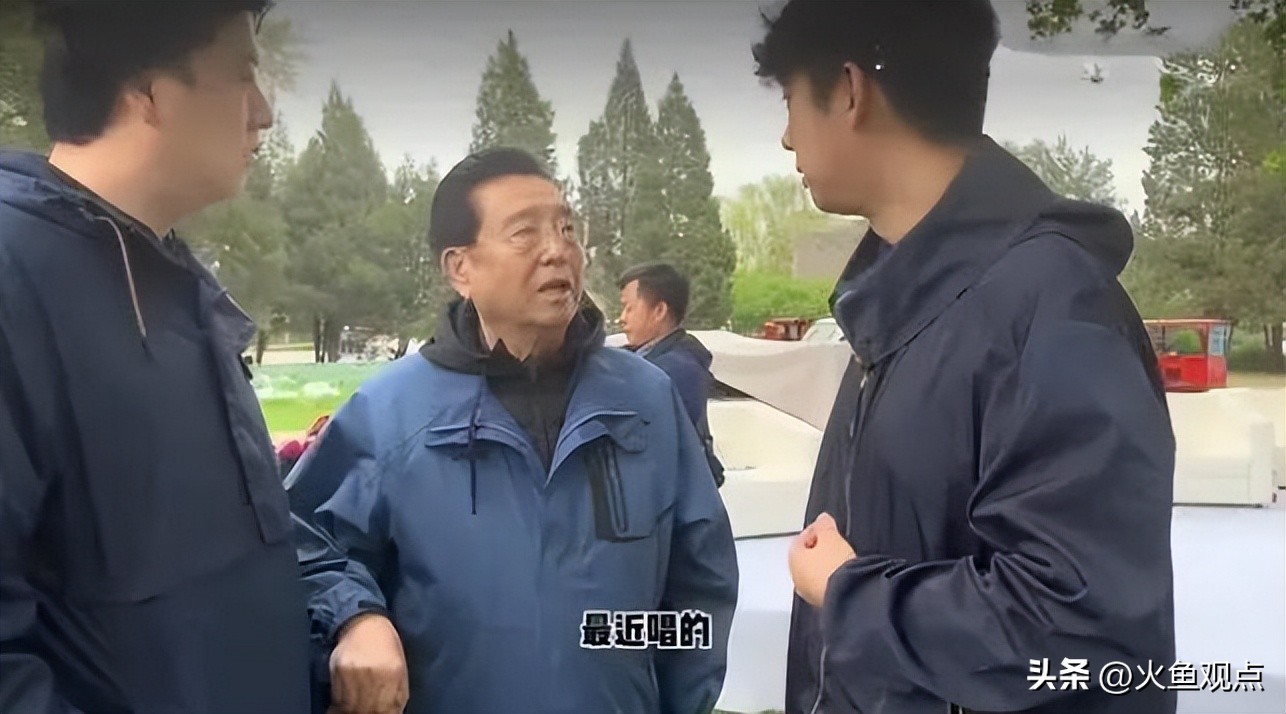 84-year-old Li Shuangjiang is in dire condition! Standing unsteadily ...