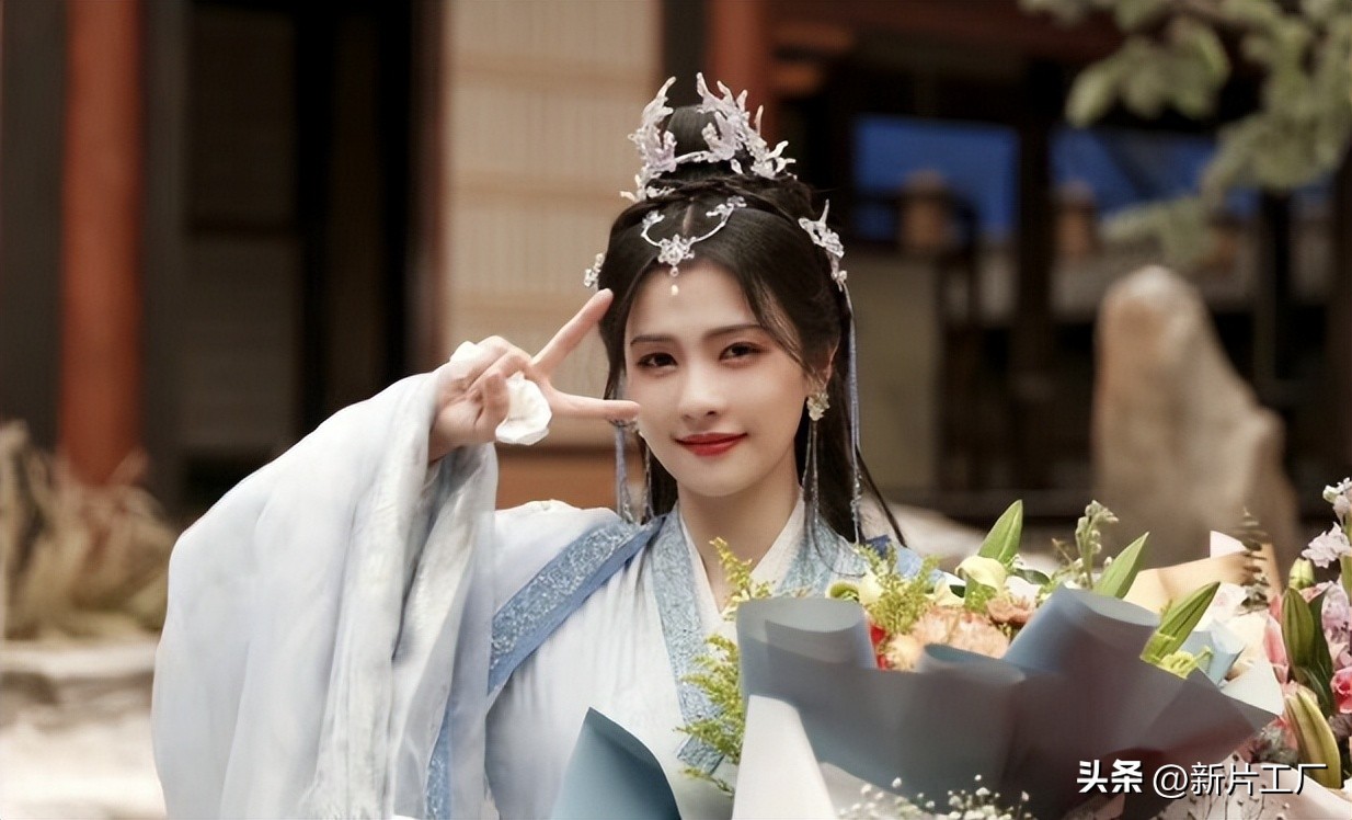 46-year-old Yu Bo played the role of father to Bailu, and 44-year-old ...