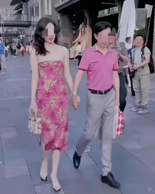 Wearing a dress for two years, colleagues confirmed that Ms. Dong is ...