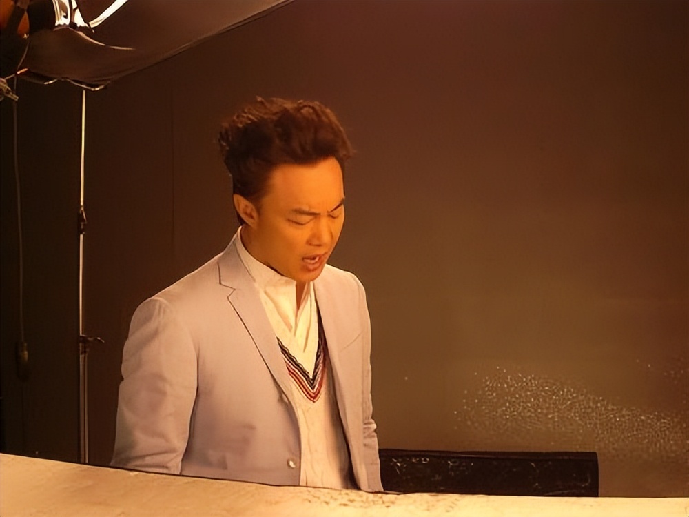 After Lin Xi's mother died, she wrote "I feel ashamed", which was sung ...