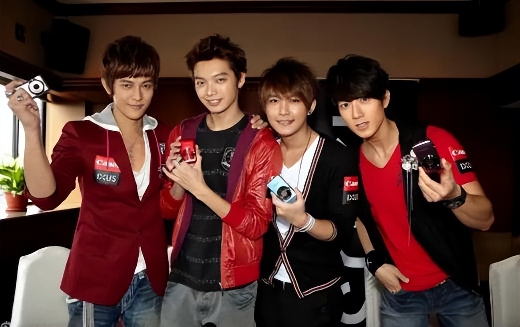 Chen Yiru posted a photo of Fahrenheit Disney 15 years ago, Yan Aaron ...