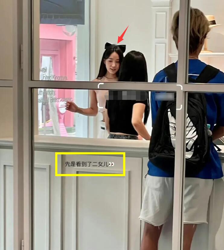 Little S's three daughters are traveling in Seoul, one bare back and ...