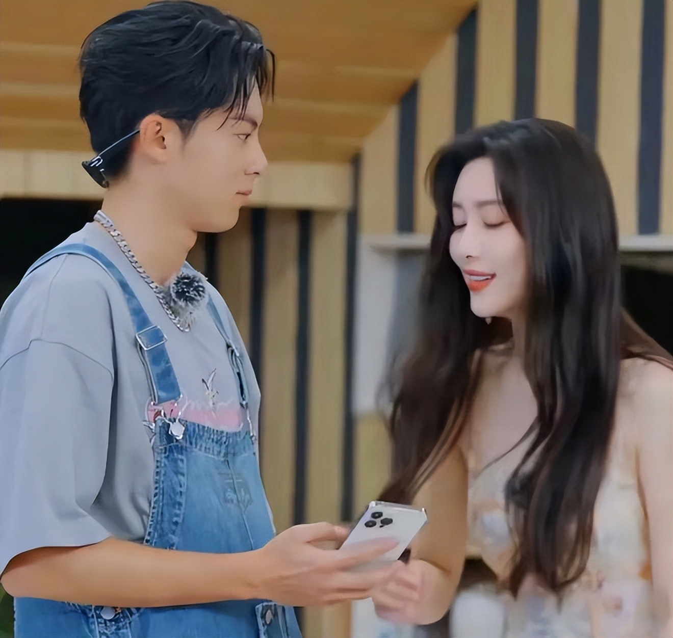 "Wang Hedi Embraces Song Yiren: Expose Hypocritical Male Artists! Fear of Women Is Undercurrent ...