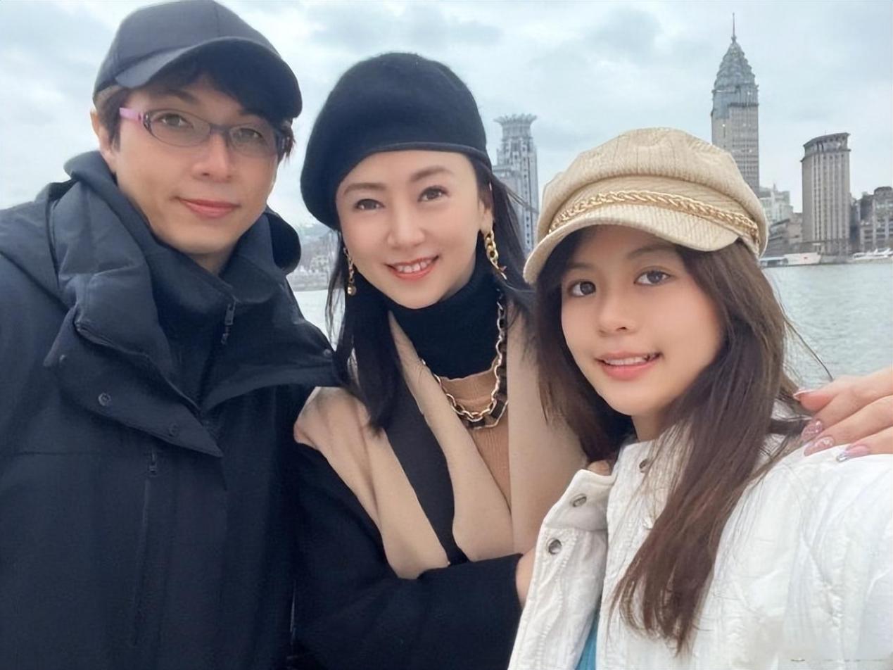 It is rare for Weng Hong to post a family portrait. The 15-year-old ...
