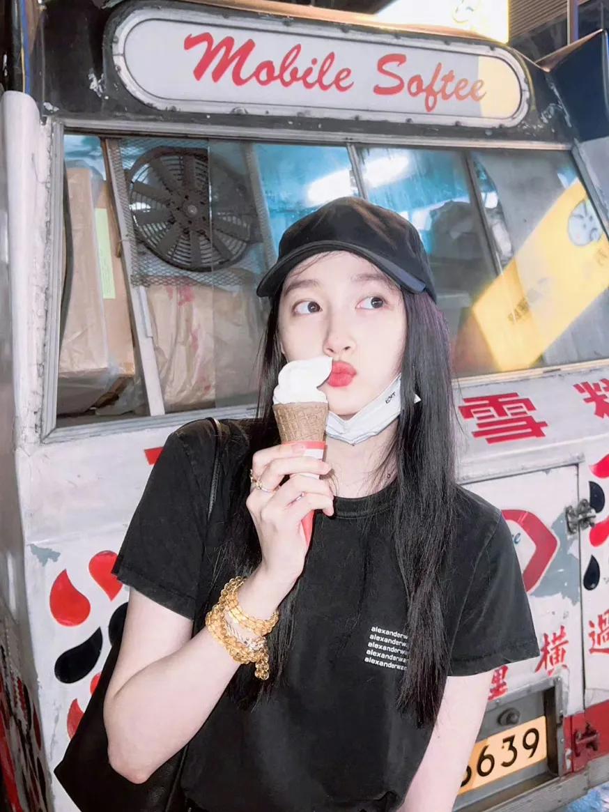 Lu Han and Guan Xiaotong show their affection again! Guan Xiaotong eats ...