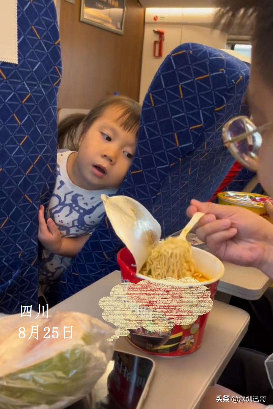 The man eats instant noodles on the train, the girl in the front seat ...