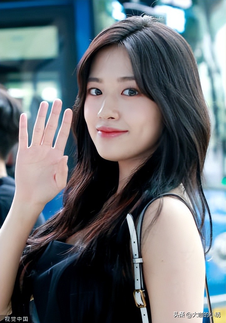 IVE Ahn Yoo Jin, Kim Qiu, Jang Won Young, Kim Ji Won, Naoi Rei and Lee Hyun Seo appeared at ...