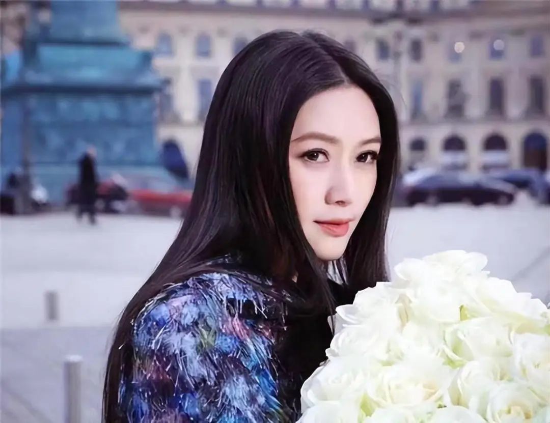 Lu Yi was her first love, Wang Zhiwen was her infatuation, and her rich husband died in prison ...