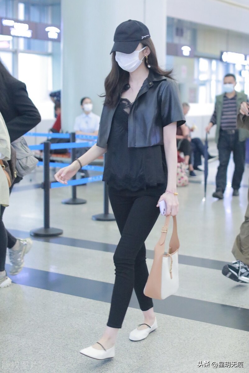 Guli Nazha appeared at Changsha Airport, all black in a low-key and ...