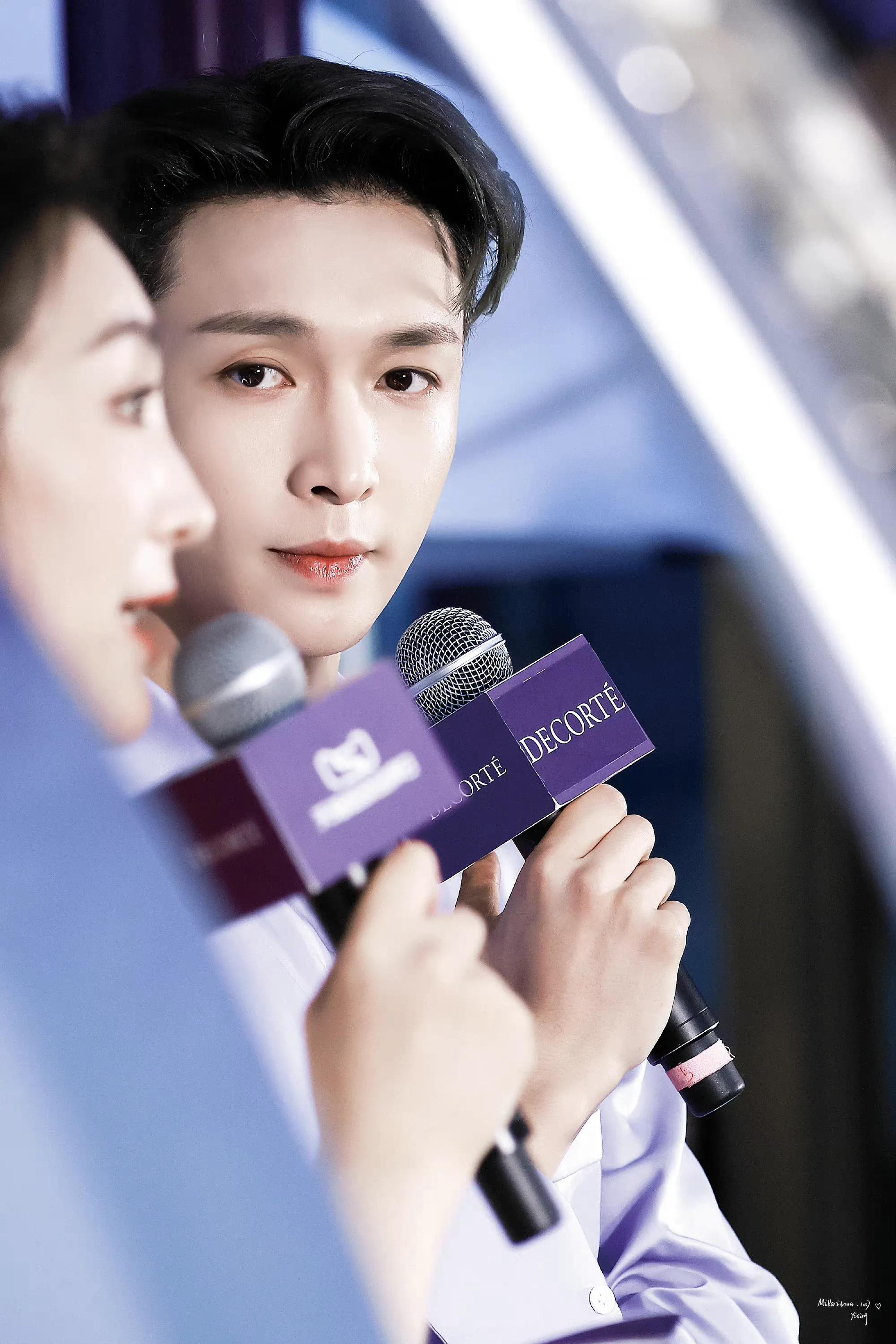 BOSS@Zhang Yixing met the beautiful autumn together. - iNEWS