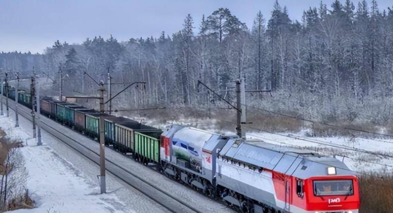This sightseeing cross-country train travels 7,891 kilometers for 131 ...