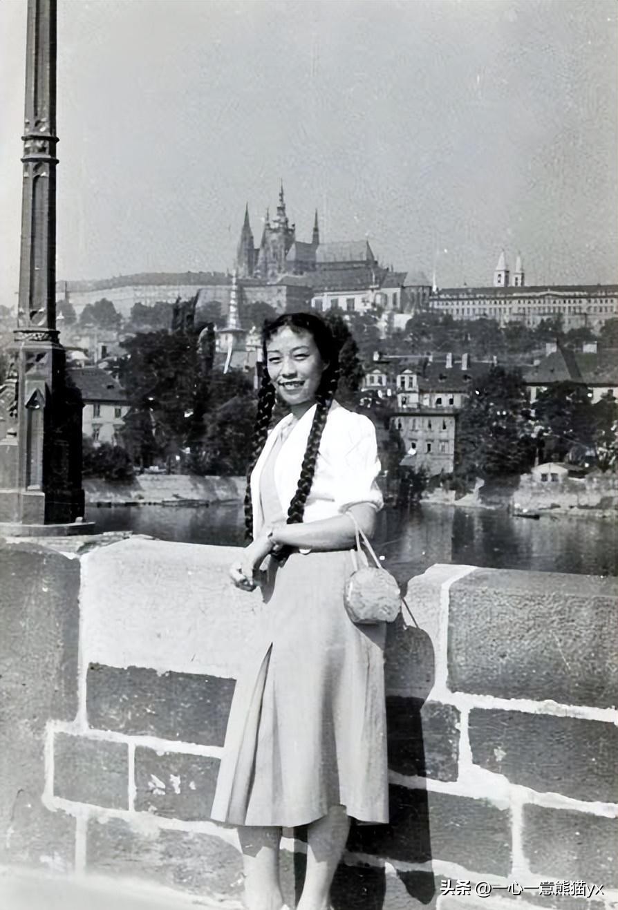 The famous actor Ma Ling and singer's father died young. She endured ...