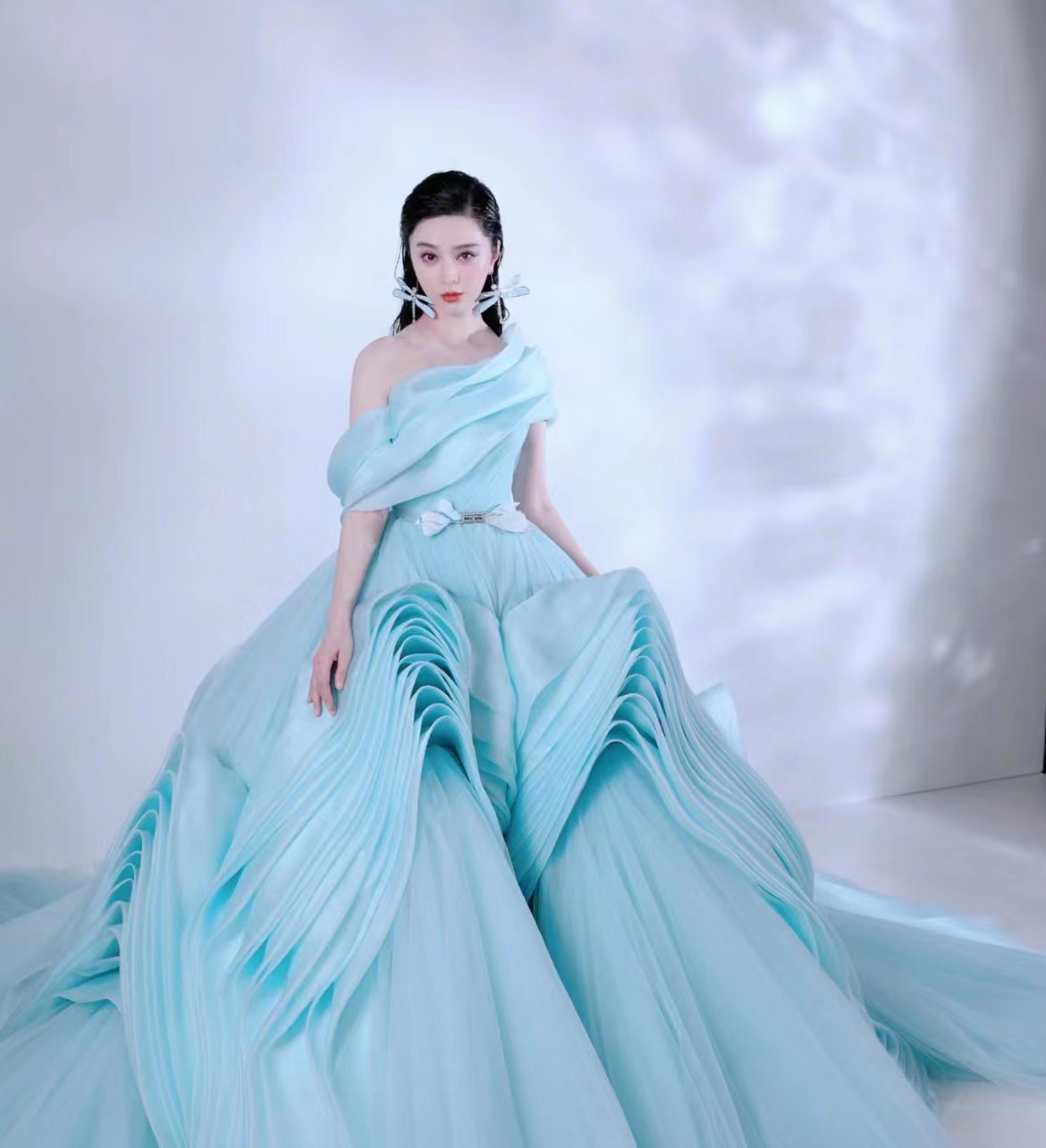 The 42-year-old Fan Bingbing went to Paris for the catwalk, and changed ...