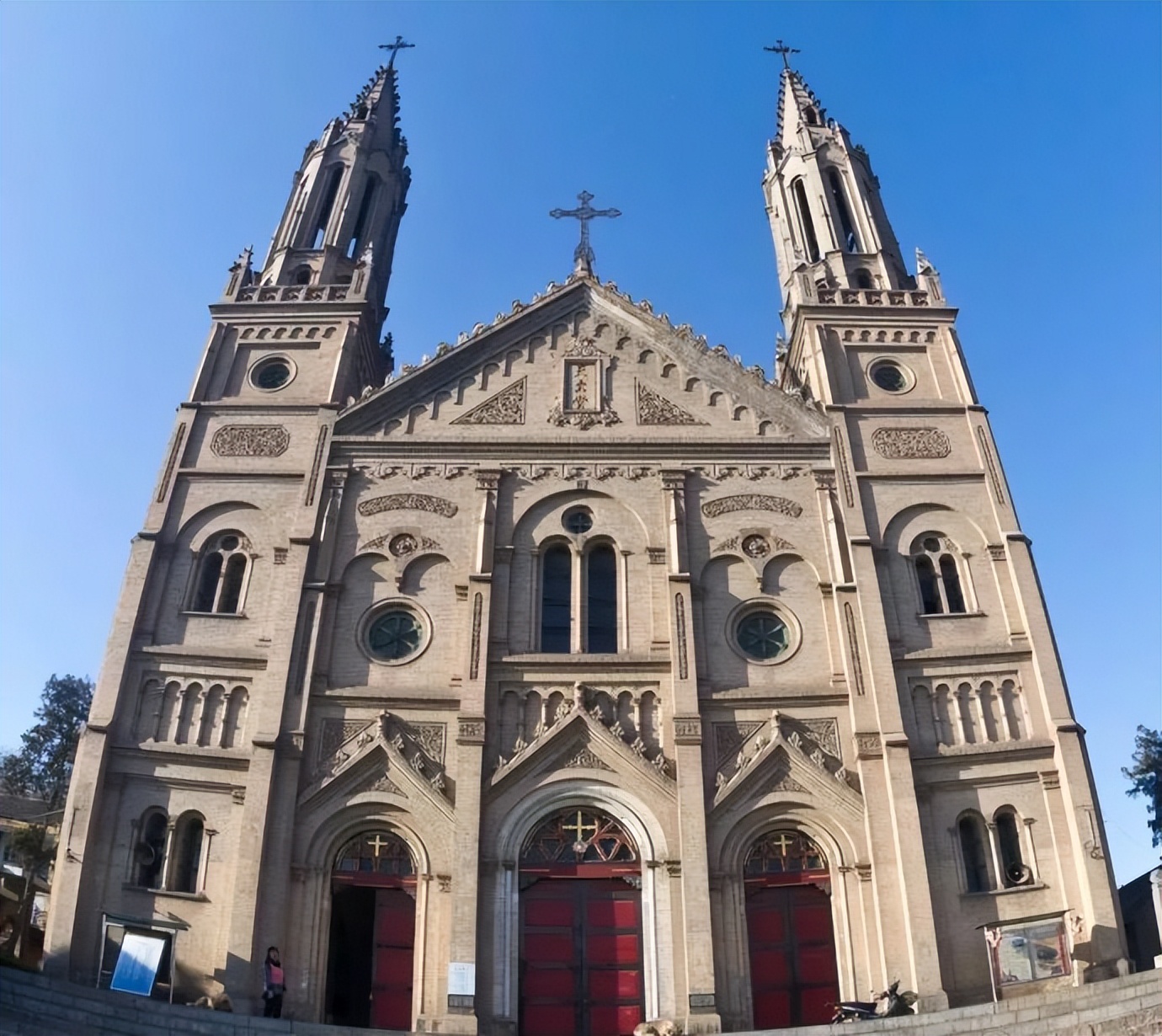 What are the aesthetic characteristics of Gothic church buildings? - iNEWS