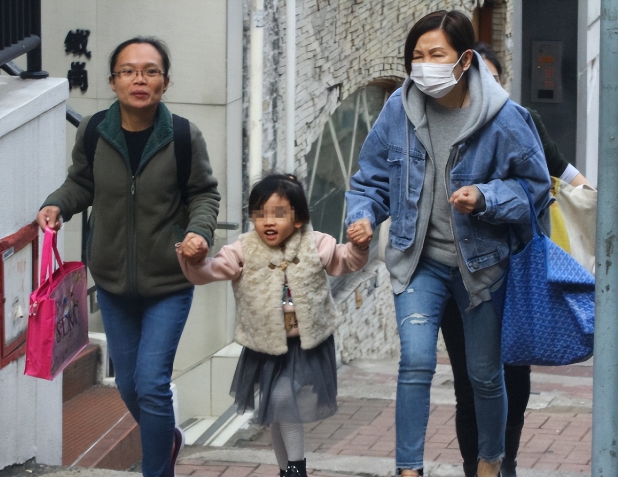Hawick Lau showed up in Canada with her daughter. The 9-year-old Xiao ...
