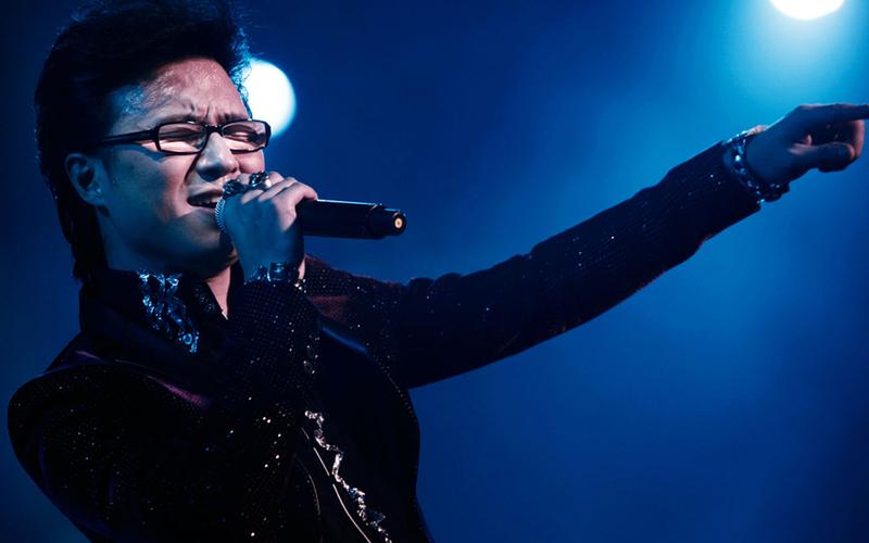 The cruel truth of the "out-of-date singer" is vividly expressed in ...