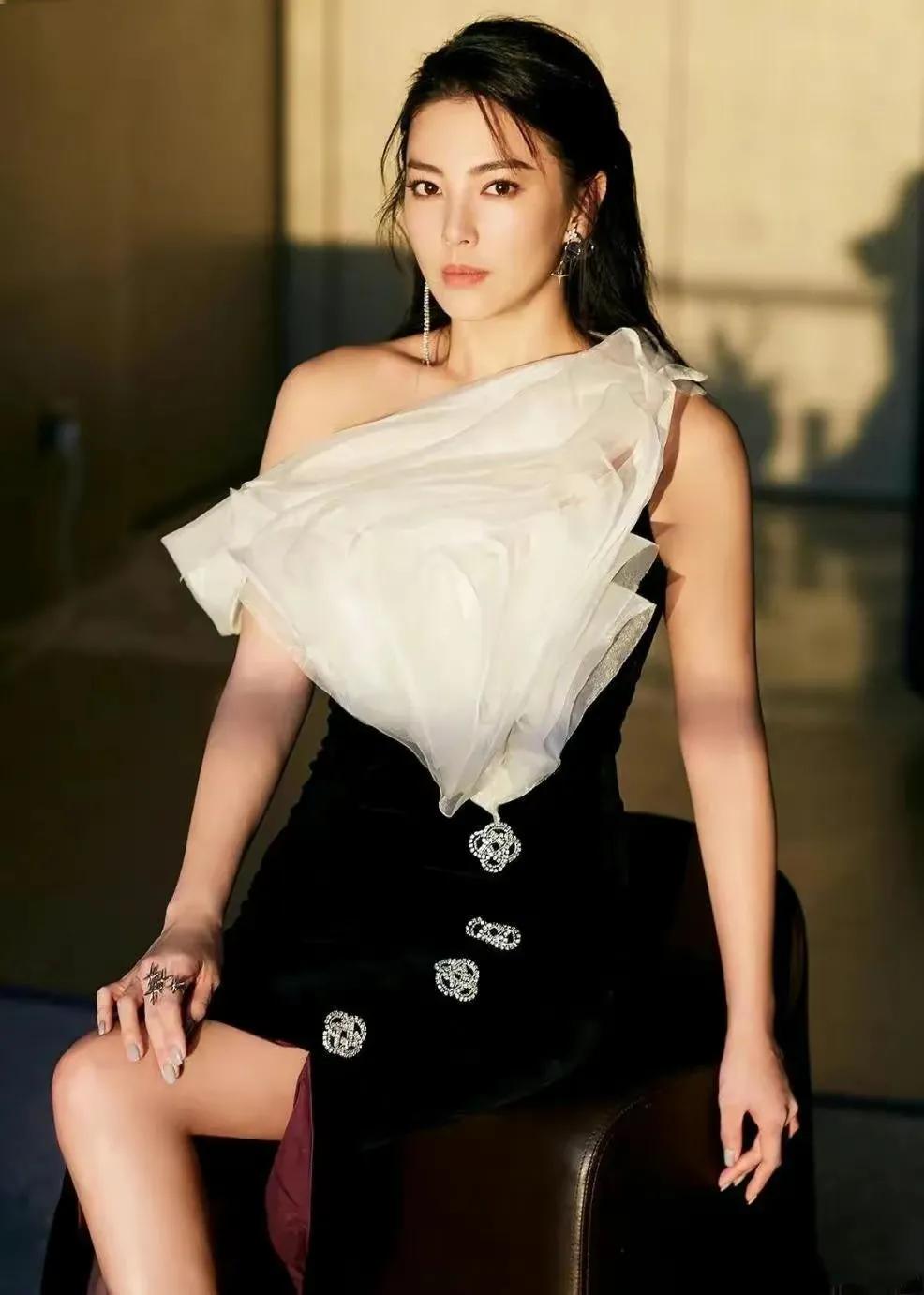 Sexy and charming: Zhang Yuqi - iNEWS