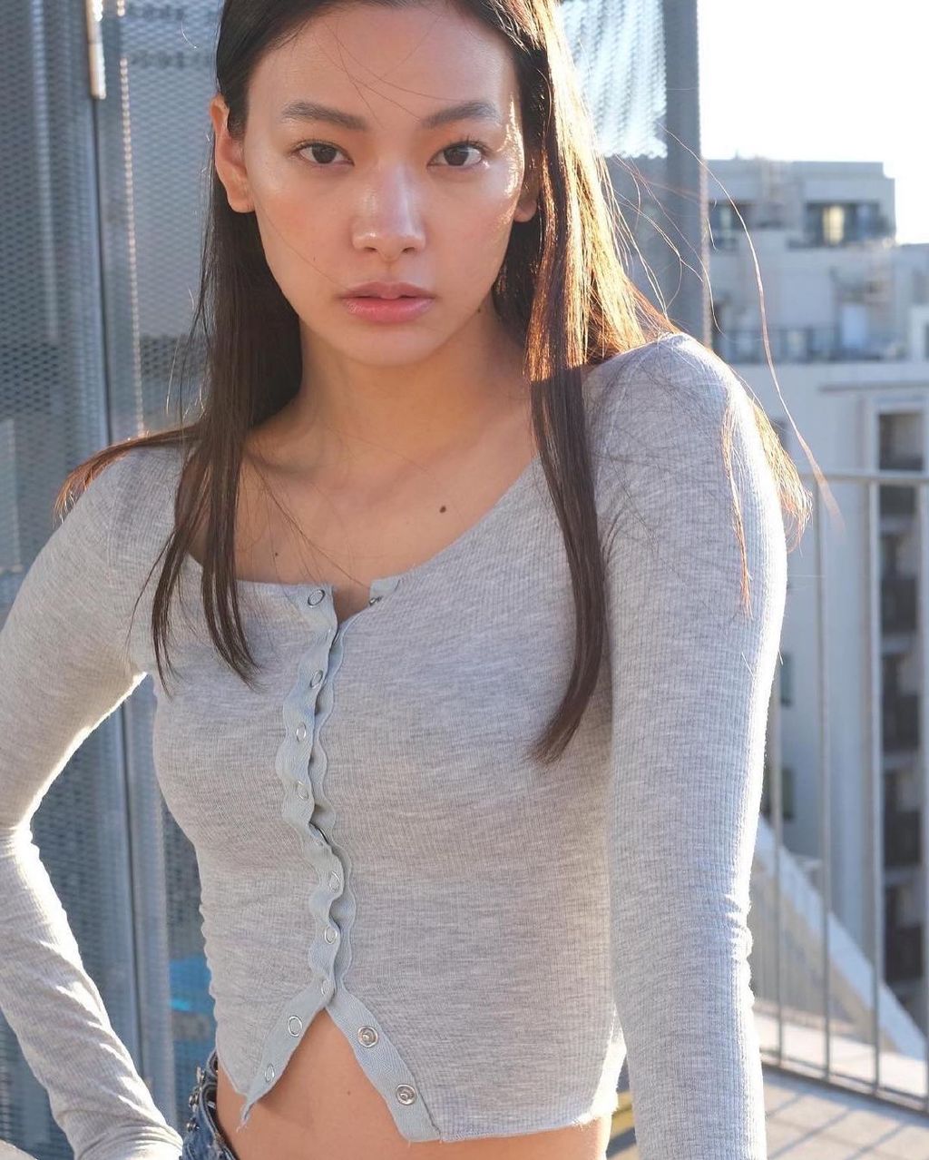 Japanese actress Oda Lisa's photo shows her small waist!The graceful ...