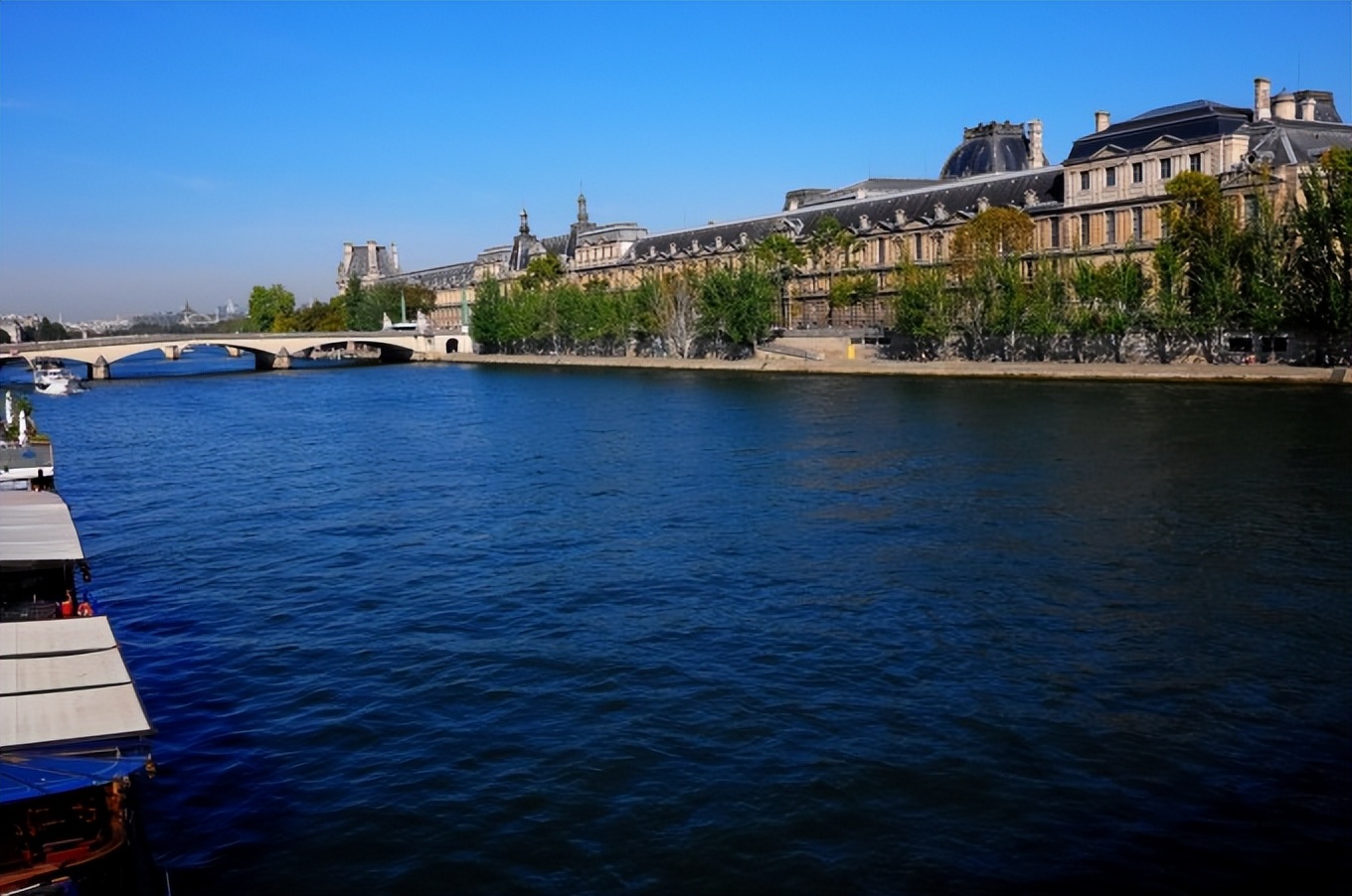 Walking into the Louvre—Denon Pavilion—Sculpture - iMedia