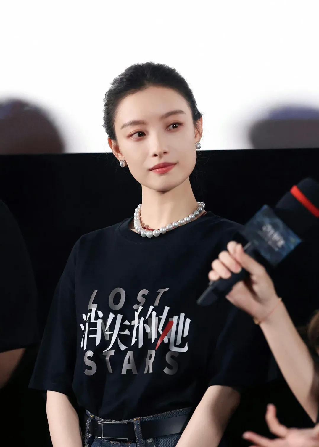 Ni Ni brings fire pearls on her own, and wears a pearl necklace on a ...