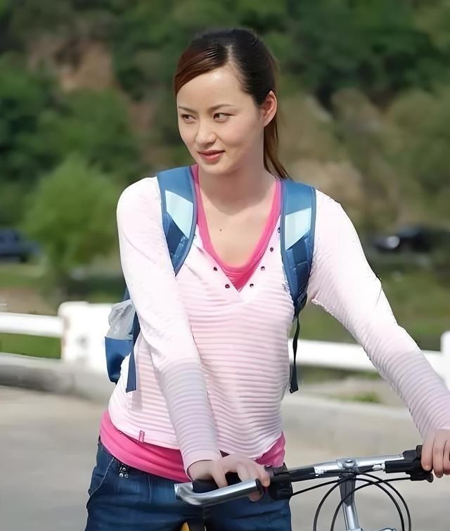 Chen Yannan started riding a bicycle again, but the headlights were too ...