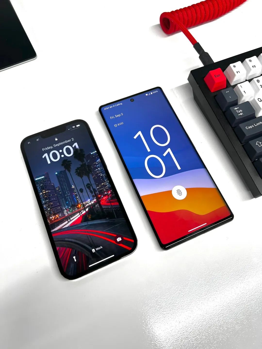 It's like a "chopping board"!The hole-punch screen design of the iPhone ...