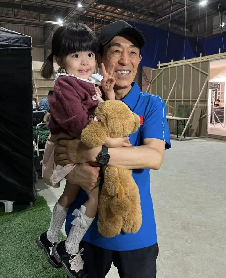 72-year-old Zhang Yimou coaxes children on the set!Holding the baby ...