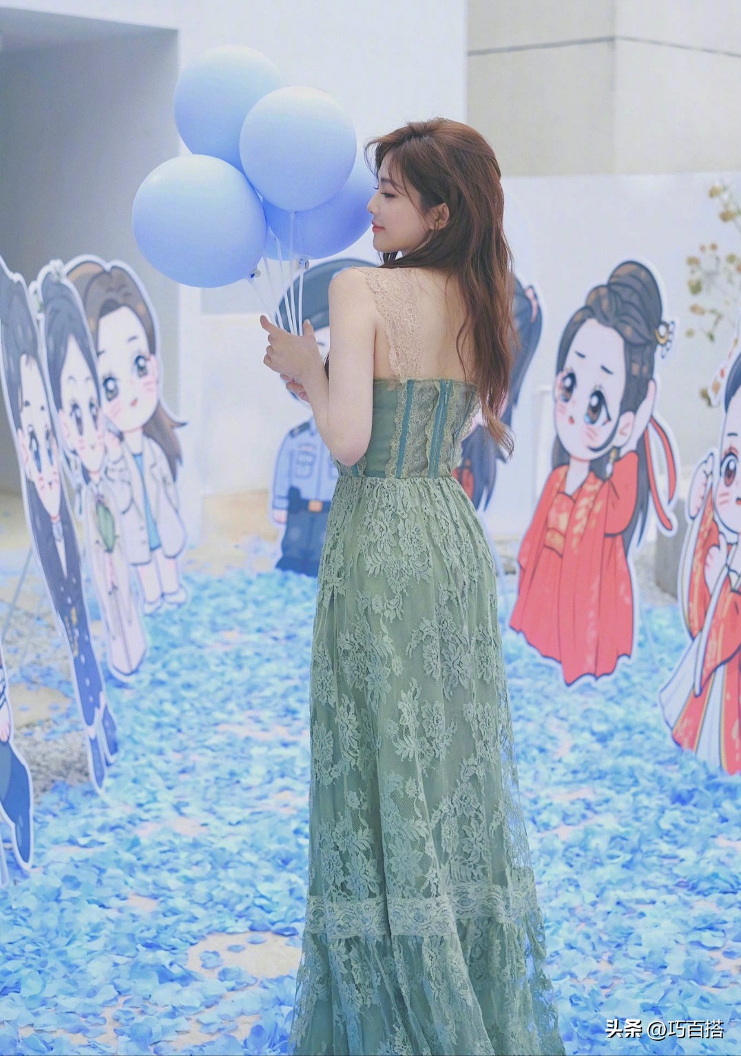 Bailu's birthday outfit is so beautiful!Wavy curly hair with a tube top ...